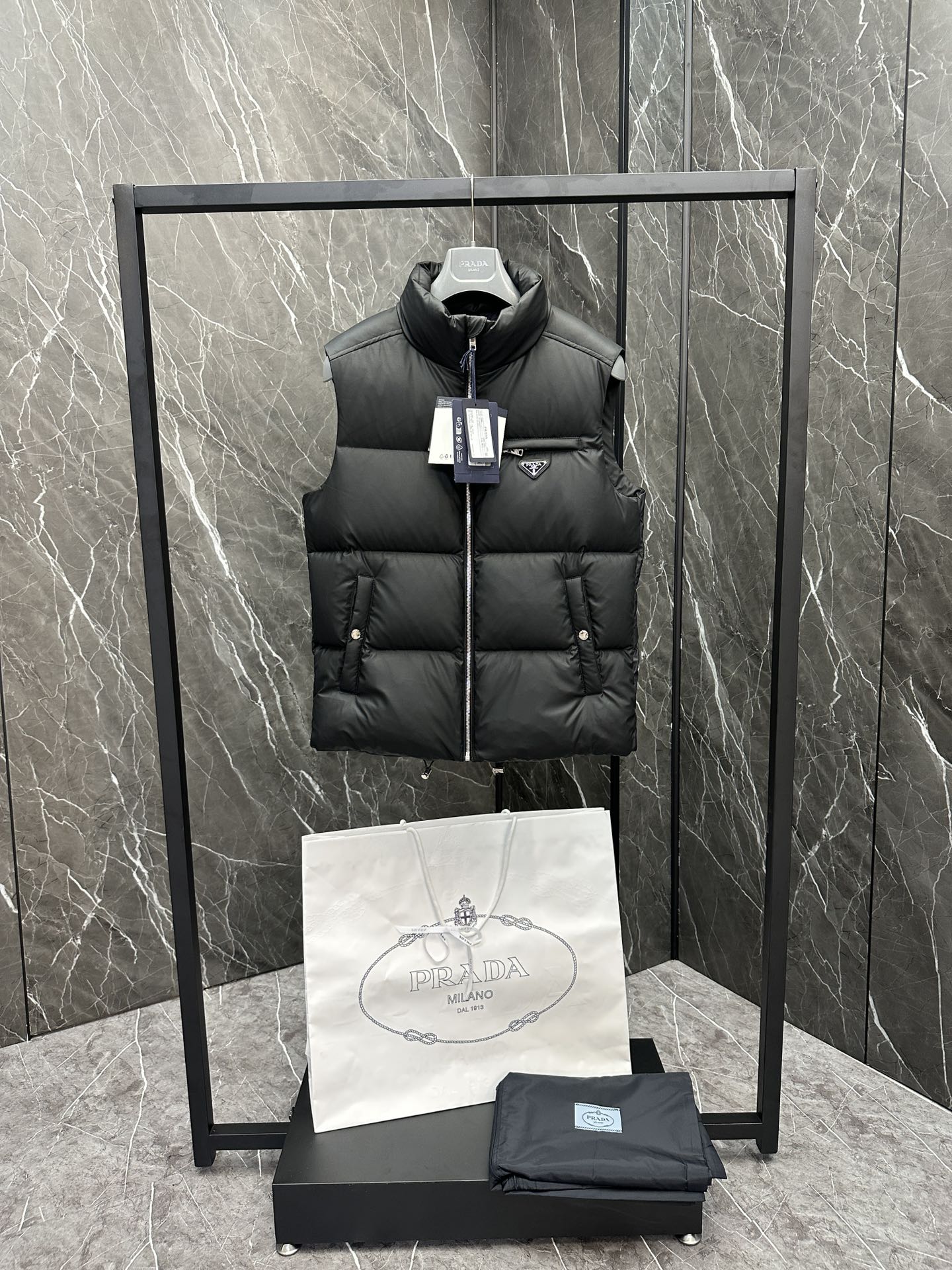 € 159.99 - Prada Men Winter Vest Size 48-56 - www.luxuonline.com